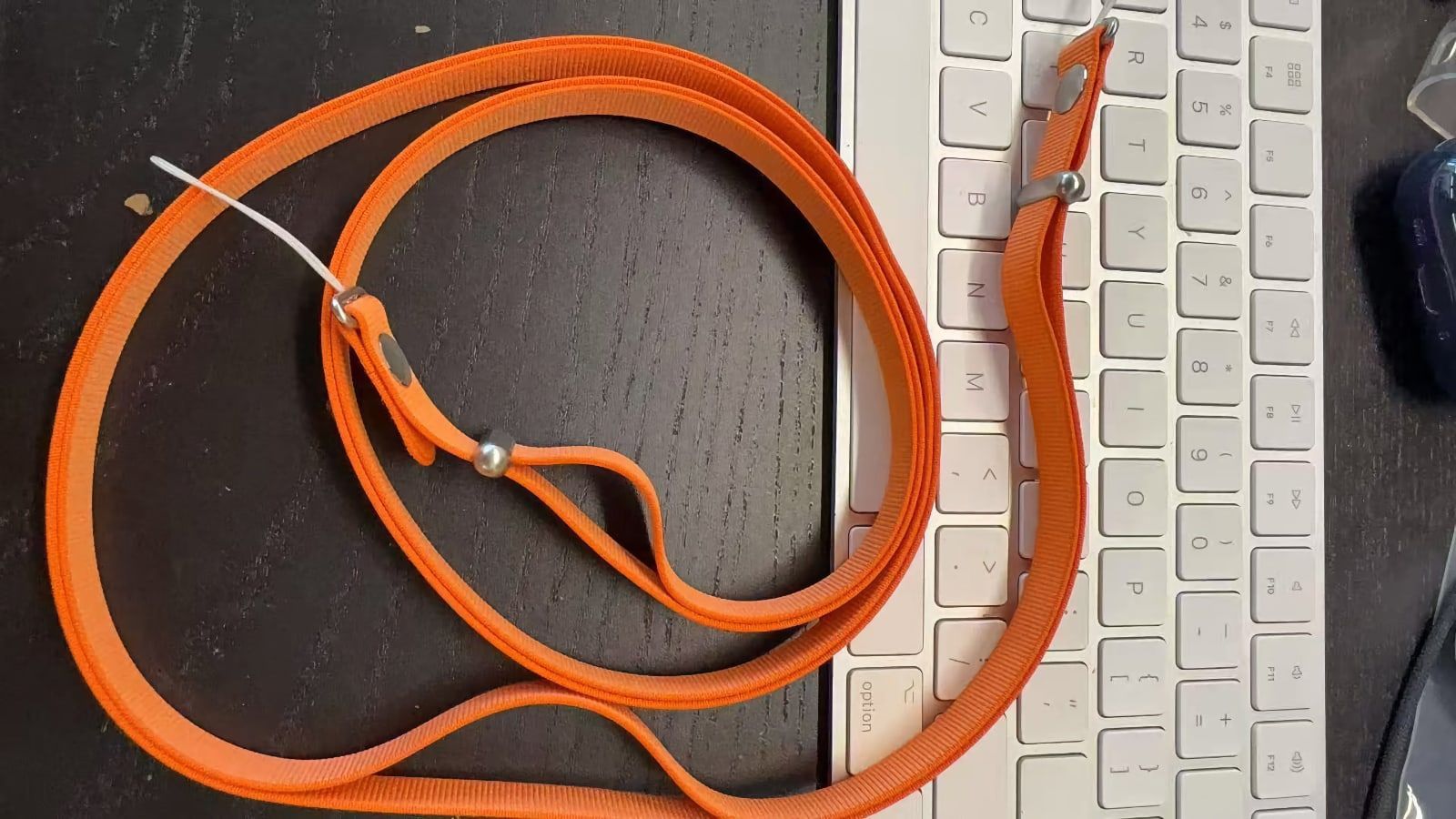 iPhone 17 : la bandoulière officielle d’Apple apparaît en orange - Macarel